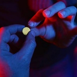 Qué es y qué produce el éxtasis, la droga que se cobró otro par de ...