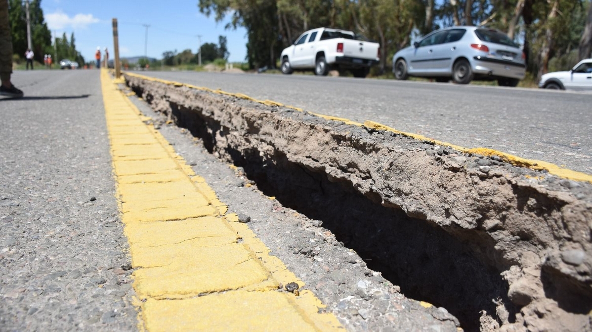 Las grietas de Ruta 40 se extienden por un kilómetro y algunas tienen ...