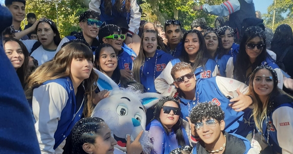 Sexto de la Normal Sarmiento presentó su campera en la Plaza Laprida