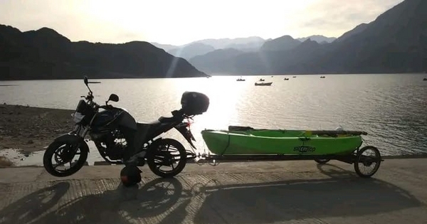 Diseñó un tráiler adaptado para poder llevar su kayak en moto y salir ...
