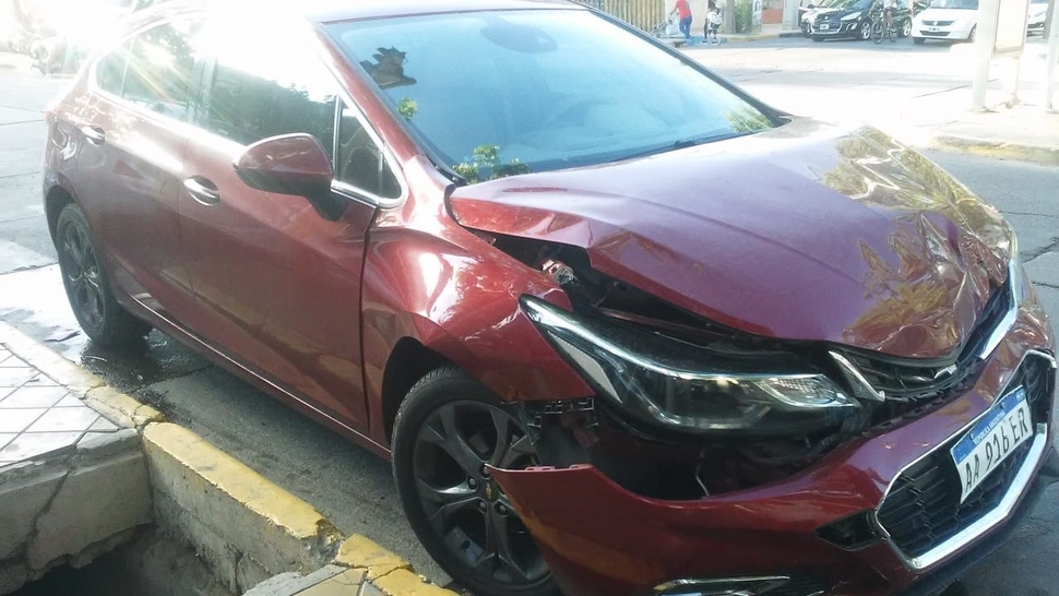 Fuerte choque de dos autos: al parecer uno pasó en rojo