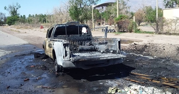 Incendio en Caucete: un auto fue consumido por el fuego y explotó ... Incendio en Caucete: un auto fue consumido por el fuego y explotó ...